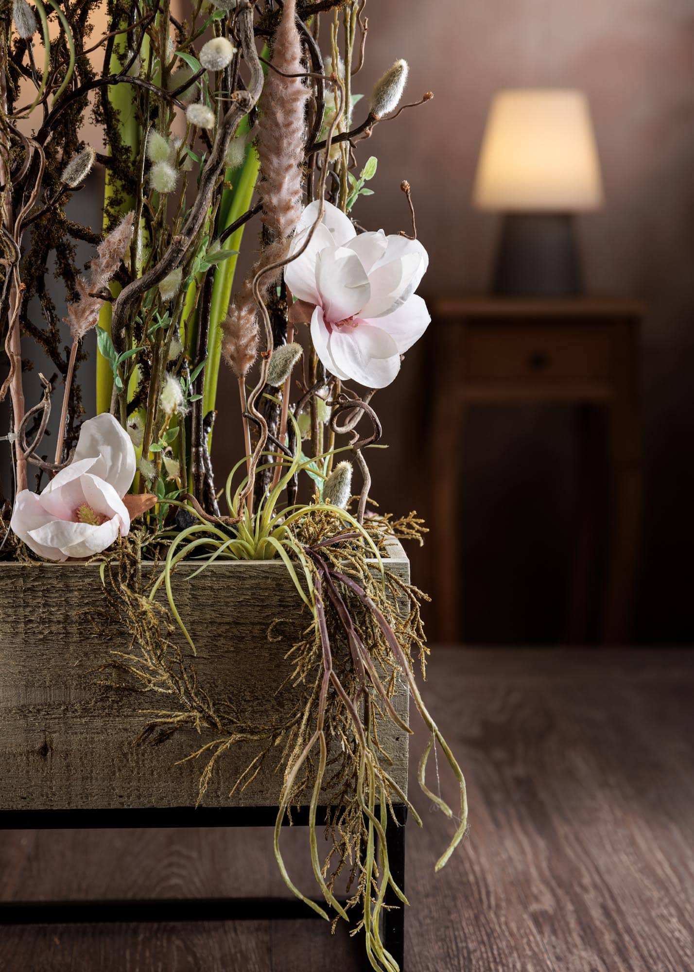 Composizione di fiori artificiali con Magnolie e rami di nocciolo contorto larga - Arte Fiore