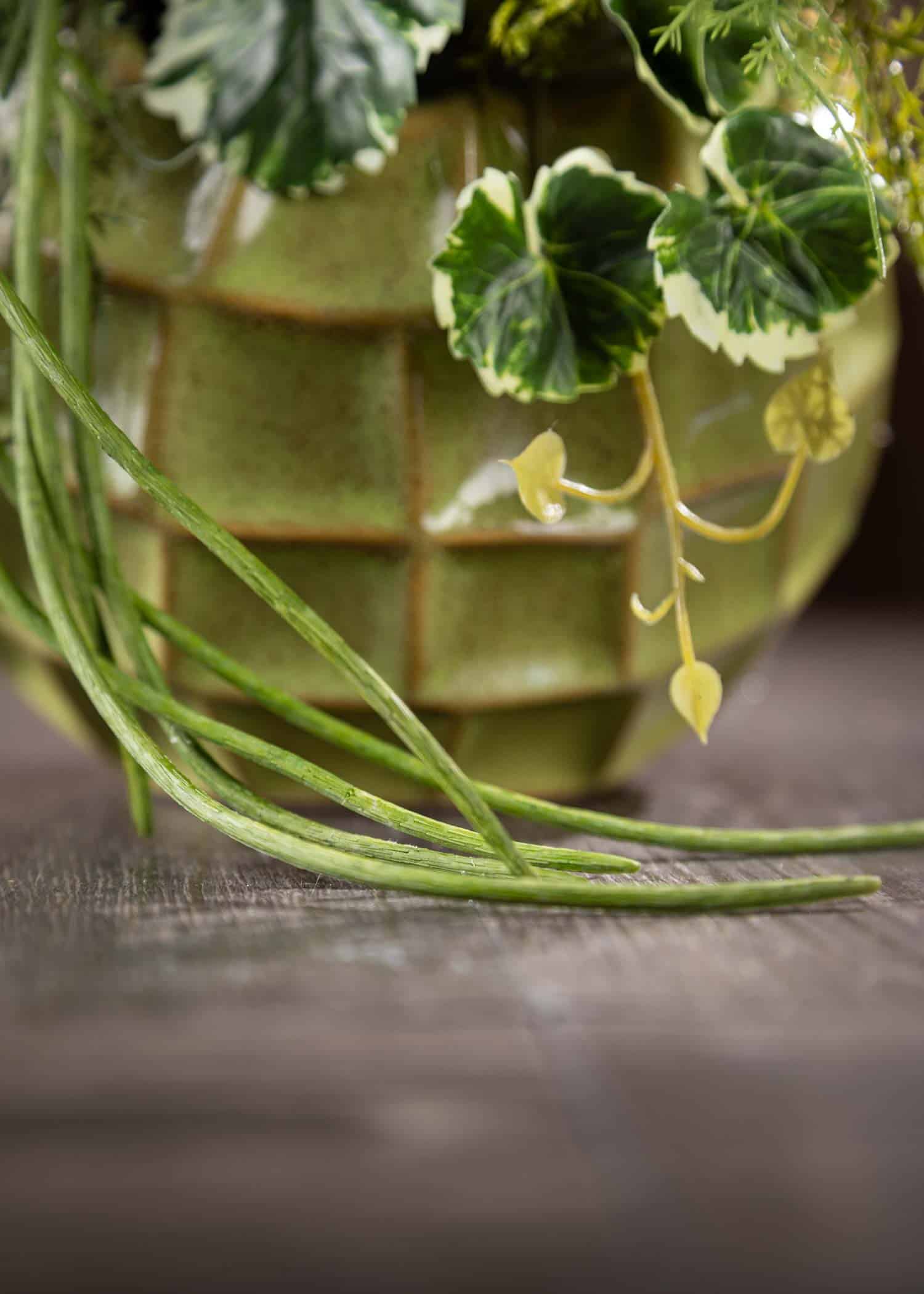 Piccolo Centrotavola Moderno con Fiori Finti - Stile e Design