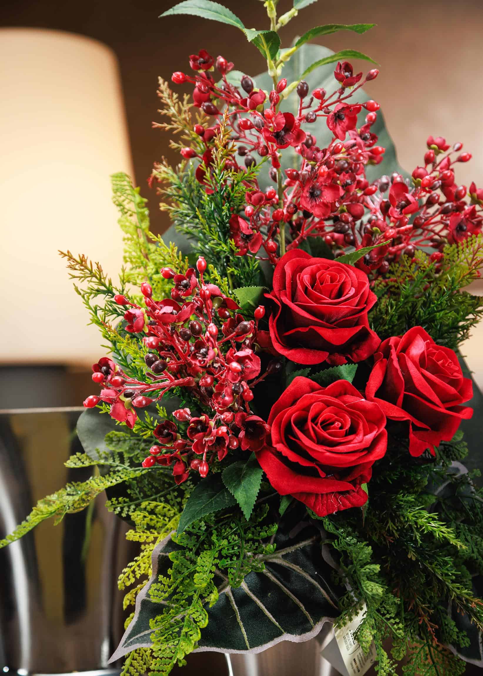 Mazzo fiori finti per cimitero di design, con personalizzazione.