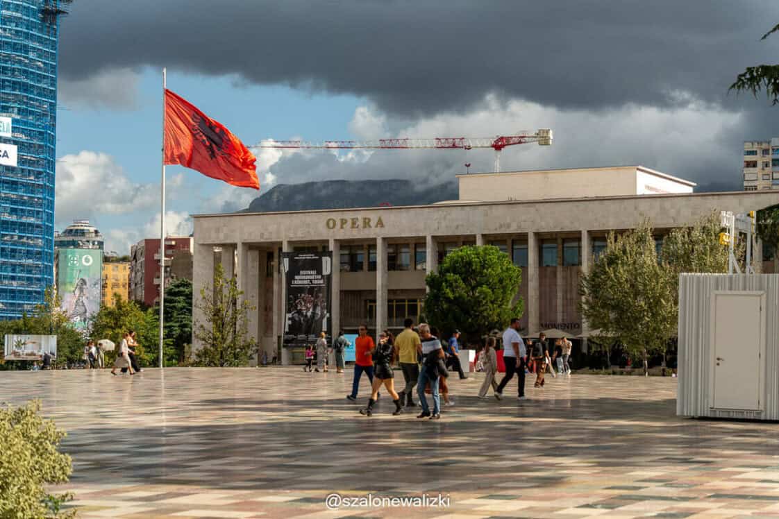Tirana w 1 dzień: gotowy plan zwiedzania + mapa i koszty (2026)