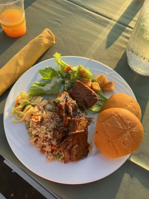 35 Best Places to Eat in Waikiki Beach on Oahu 2025