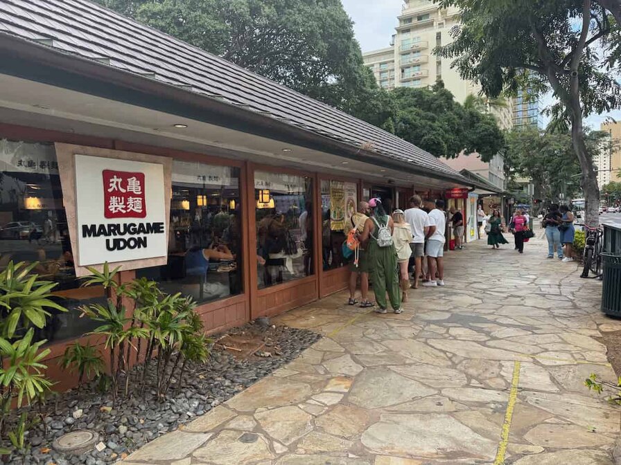 35 Best Places to Eat in Waikiki Beach on Oahu 2025