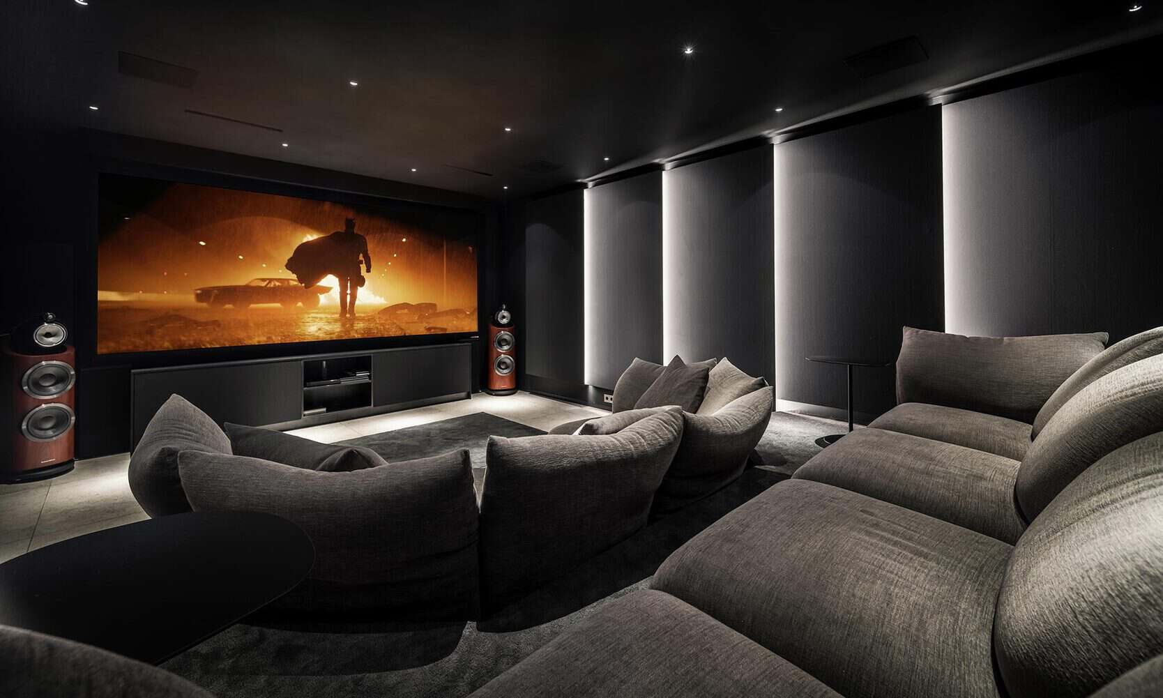 Luxury custom home theater and high-end stereo room - Mutrox - Cinema ...